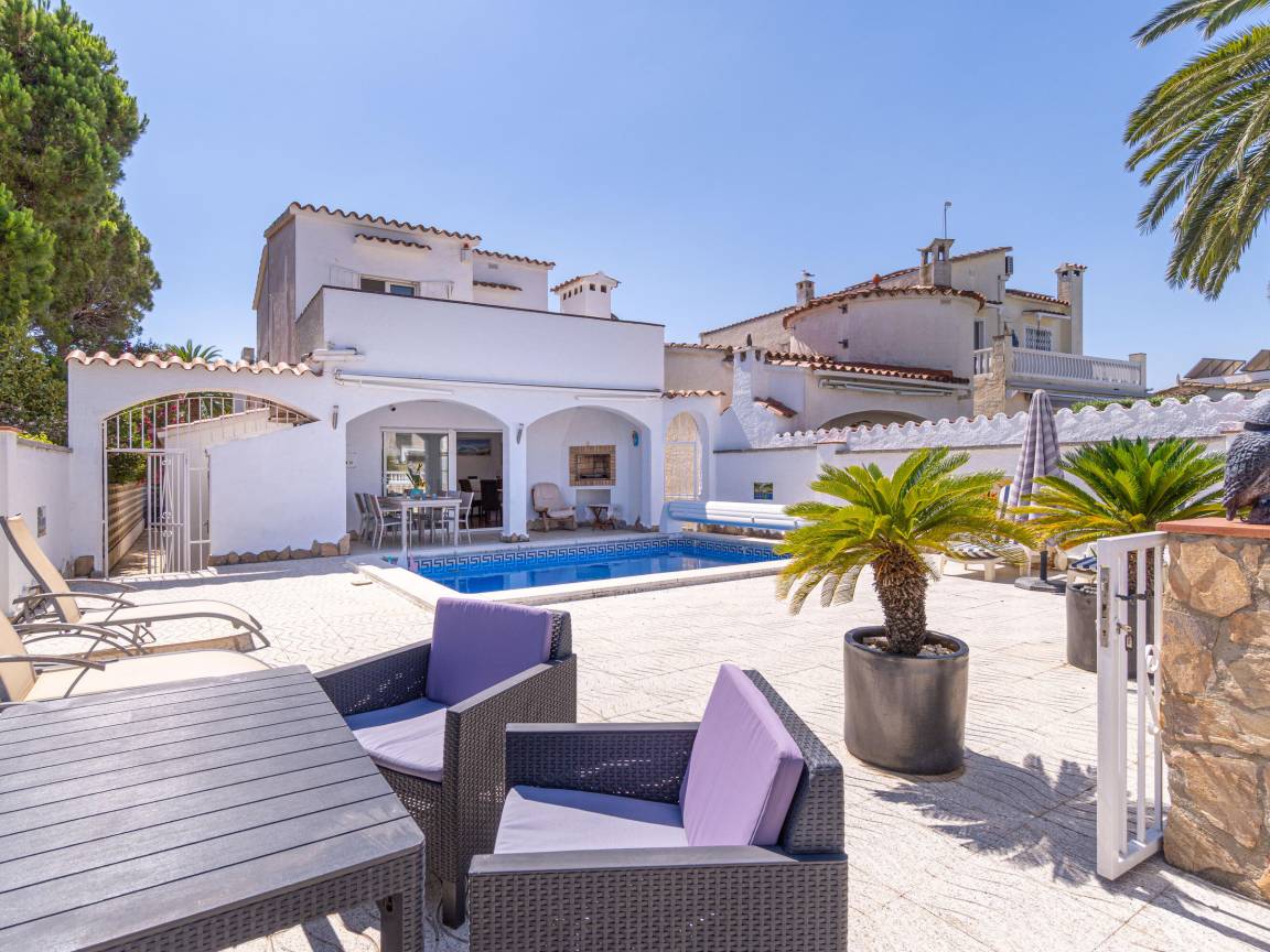 250 M² House ∙ 3 Bedrooms ∙ 6 Guests - Empuriabrava