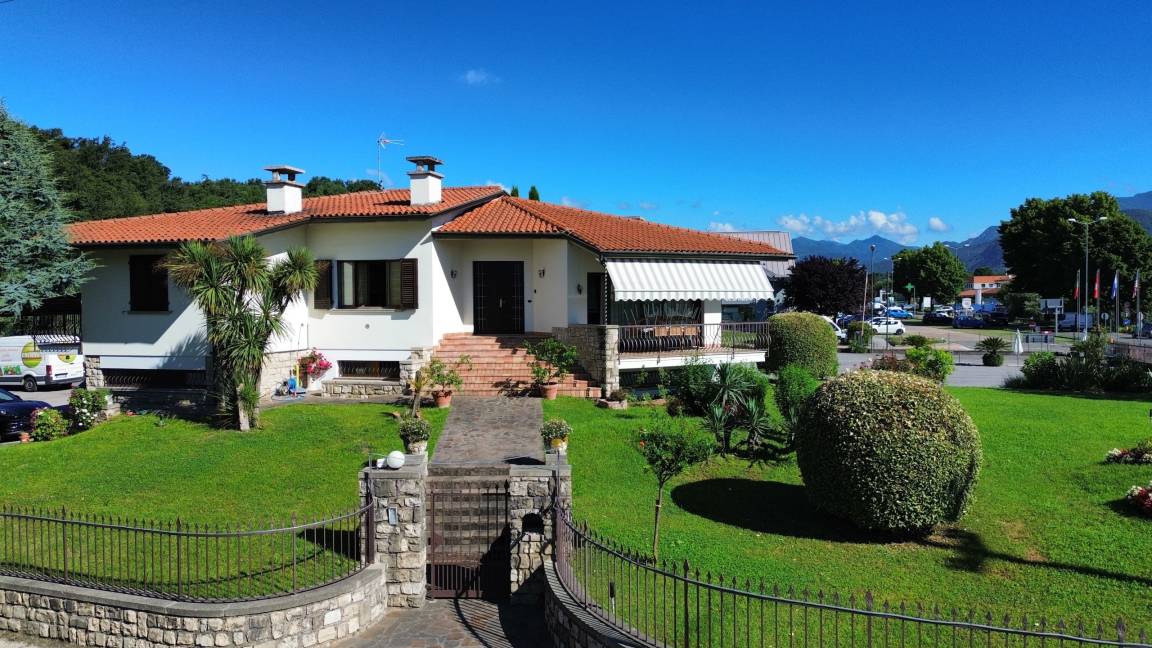 120 M² Villa ∙ 3 Bedrooms ∙ 8 Guests - Gardone Riviera