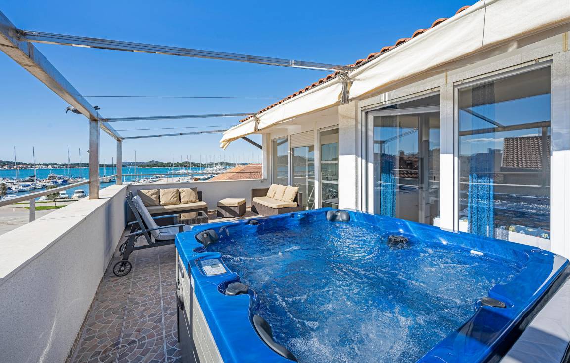 123 M² Maisonette ∙ 4 Bedrooms ∙ 10 Guests - Murter