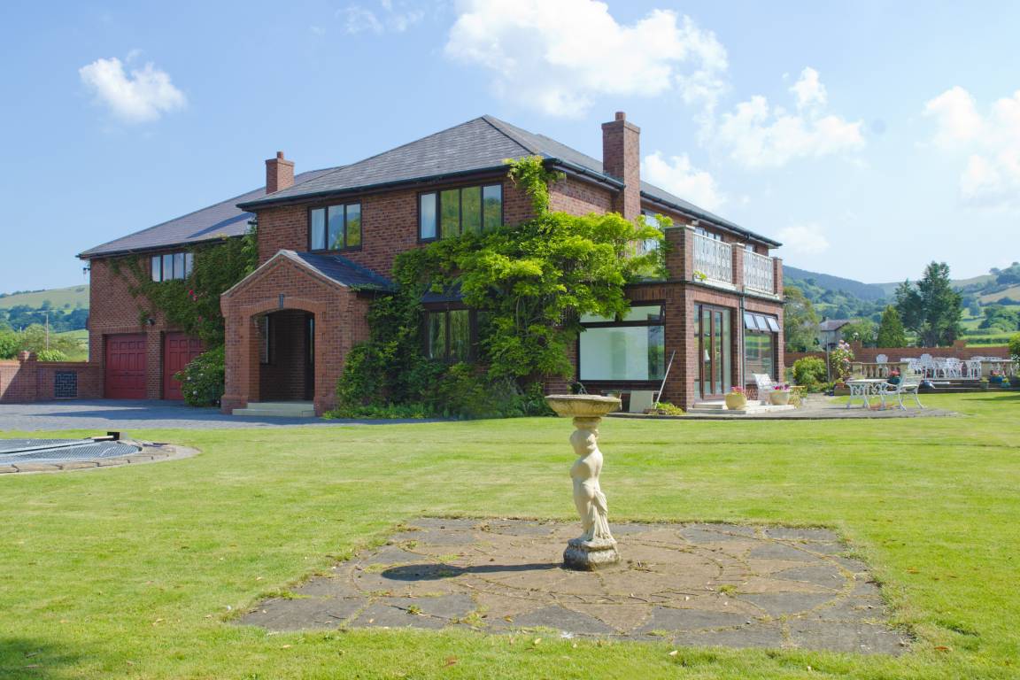 Cottage ∙ 6 Bedrooms ∙ 14 Guests - Ruthin