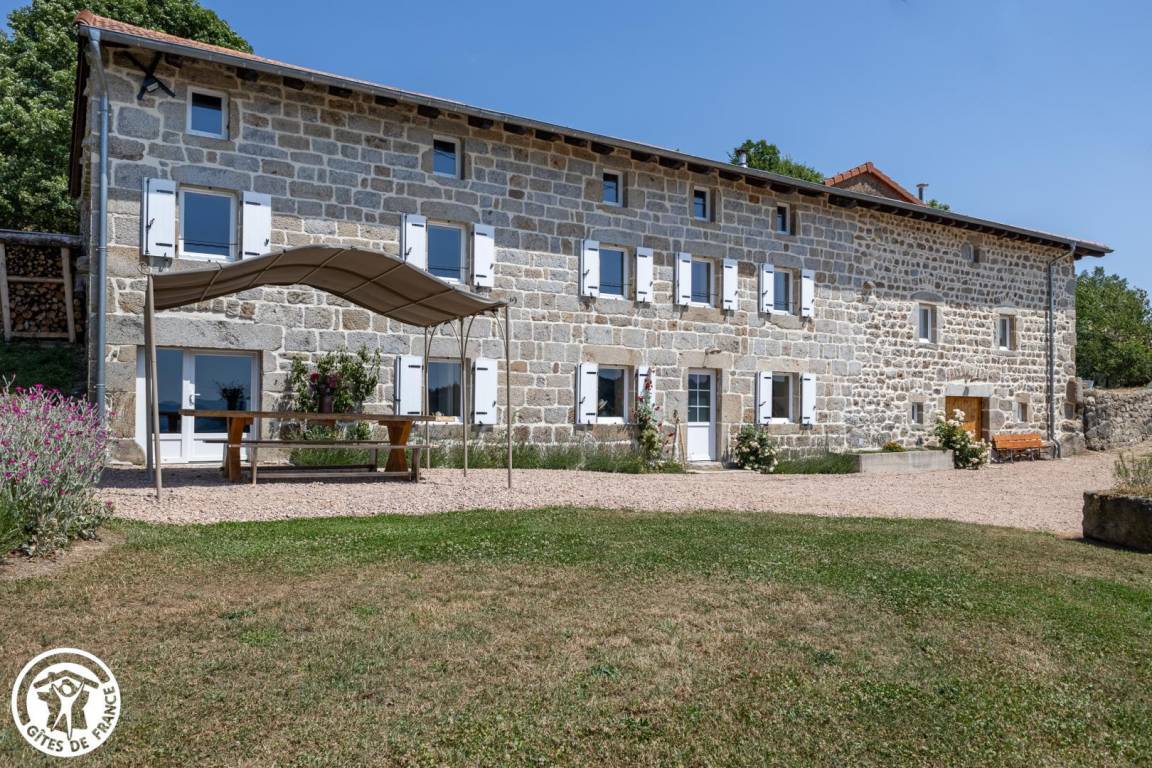 200 M² Gîte ∙ 5 Chambres ∙ 12 Personnes - Ambert