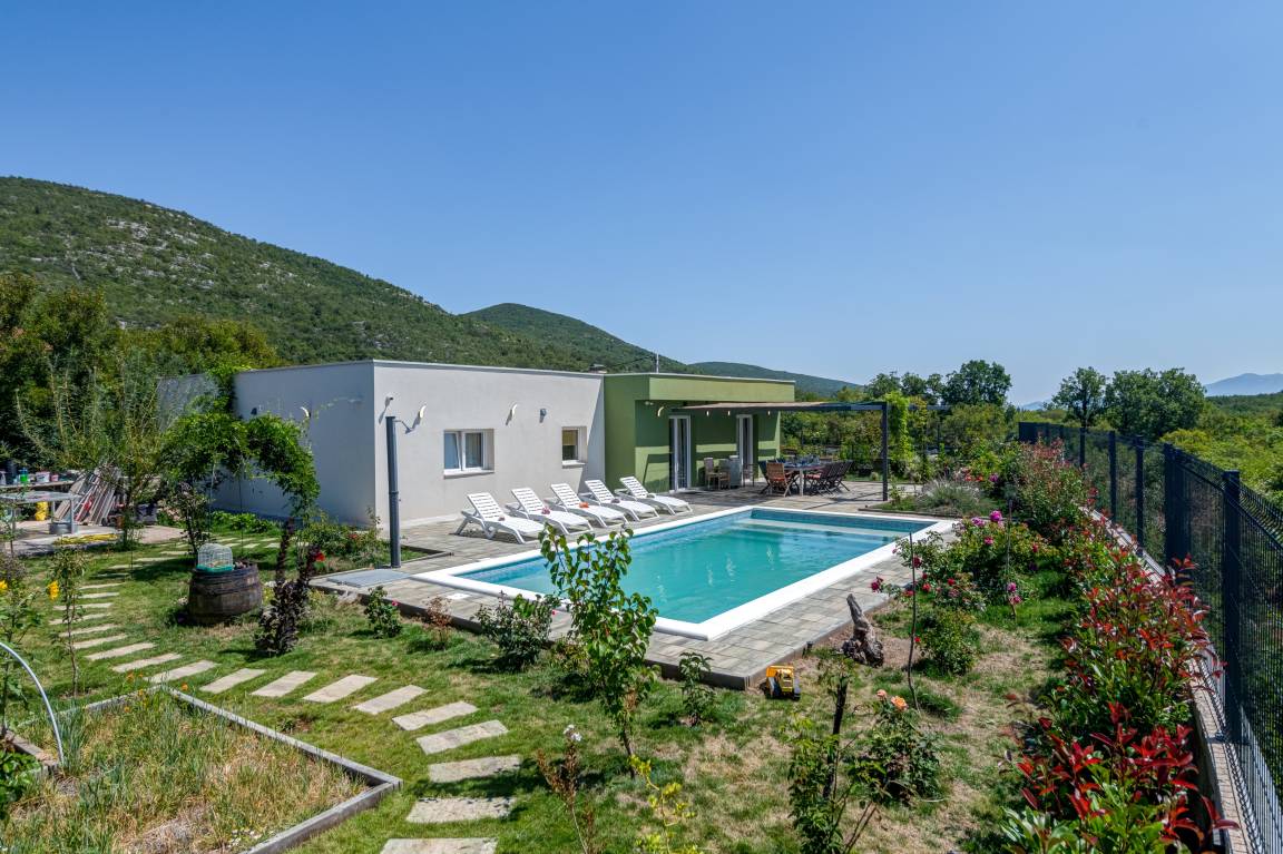 185 M² Villa ∙ 4 Bedrooms ∙ 8 Guests - Makarska Riviera