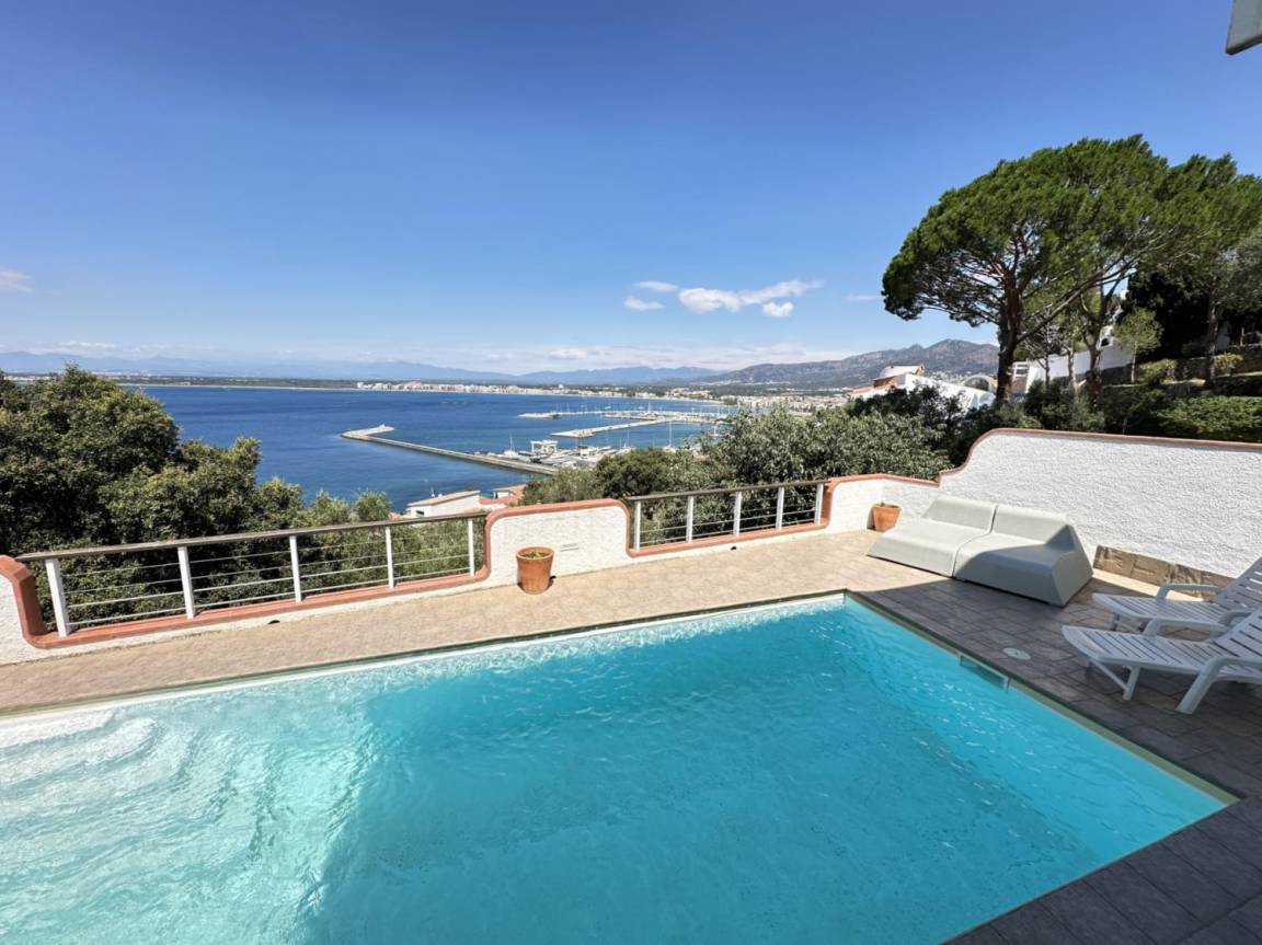258 M² Talo ∙ 4 Makuuhuonetta ∙ 8 Vierasta - Roses