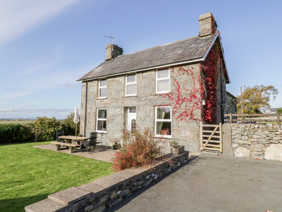 Cottage ∙ 4 Bedrooms ∙ 6 Guests - North Wales