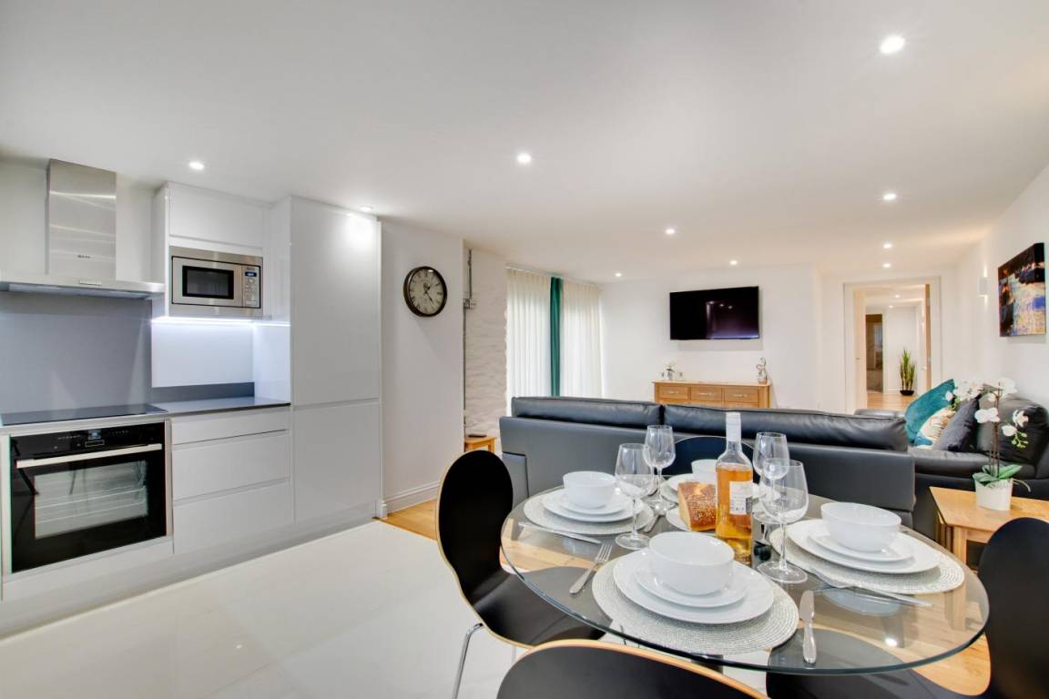 Apartment ∙ 2 Bedrooms ∙ 4 Guests - Dartmouth