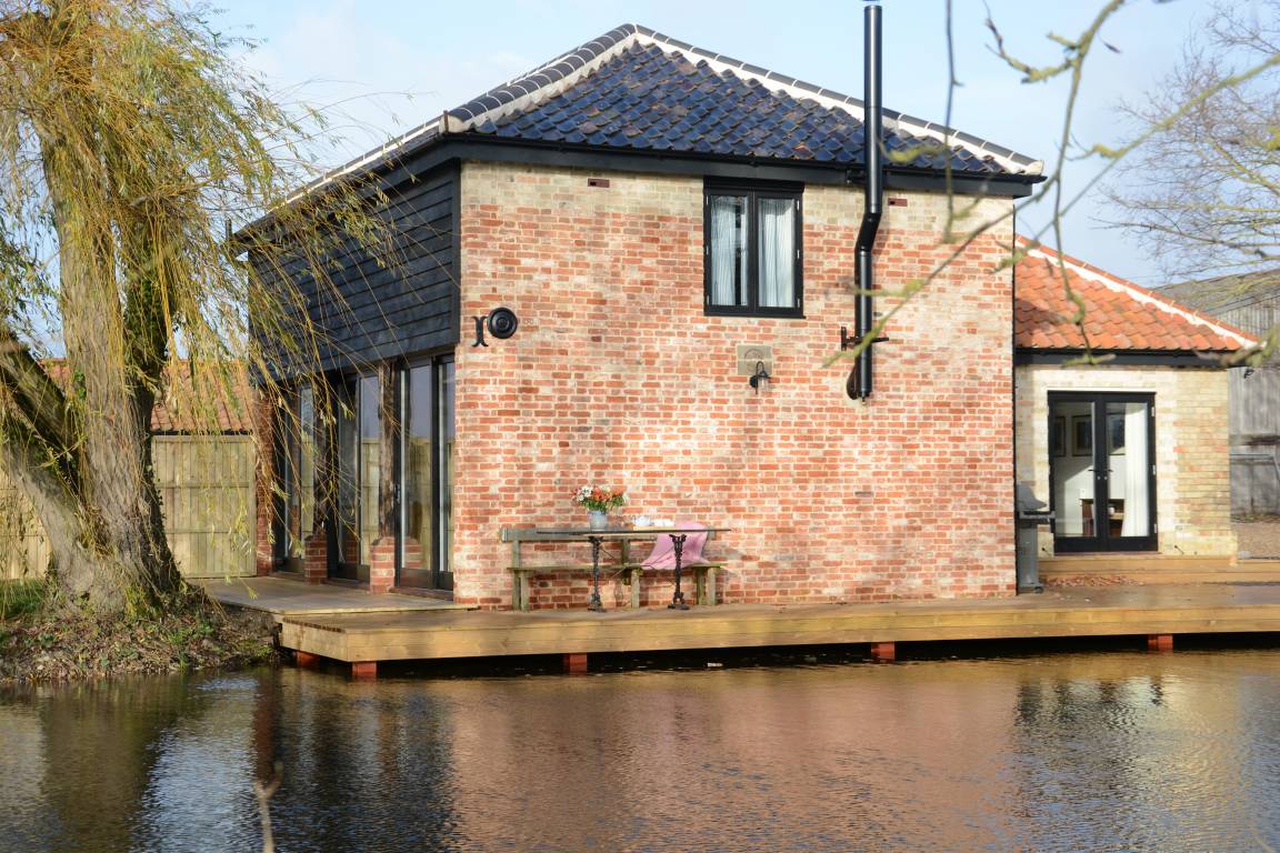 Cottage ∙ 3 Bedrooms ∙ 6 Guests - Beccles