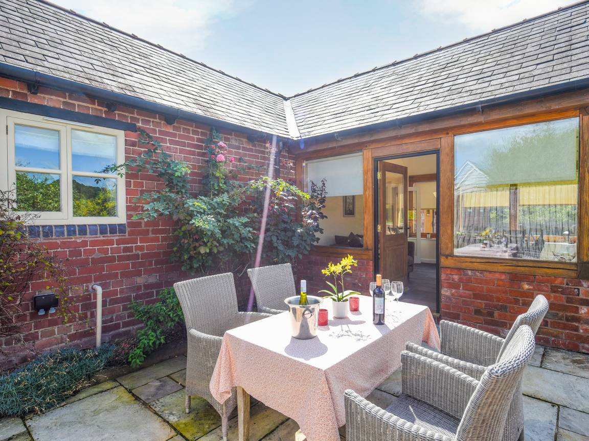 Cottage ∙ 2 Bedrooms ∙ 4 Guests - Westbury, UK