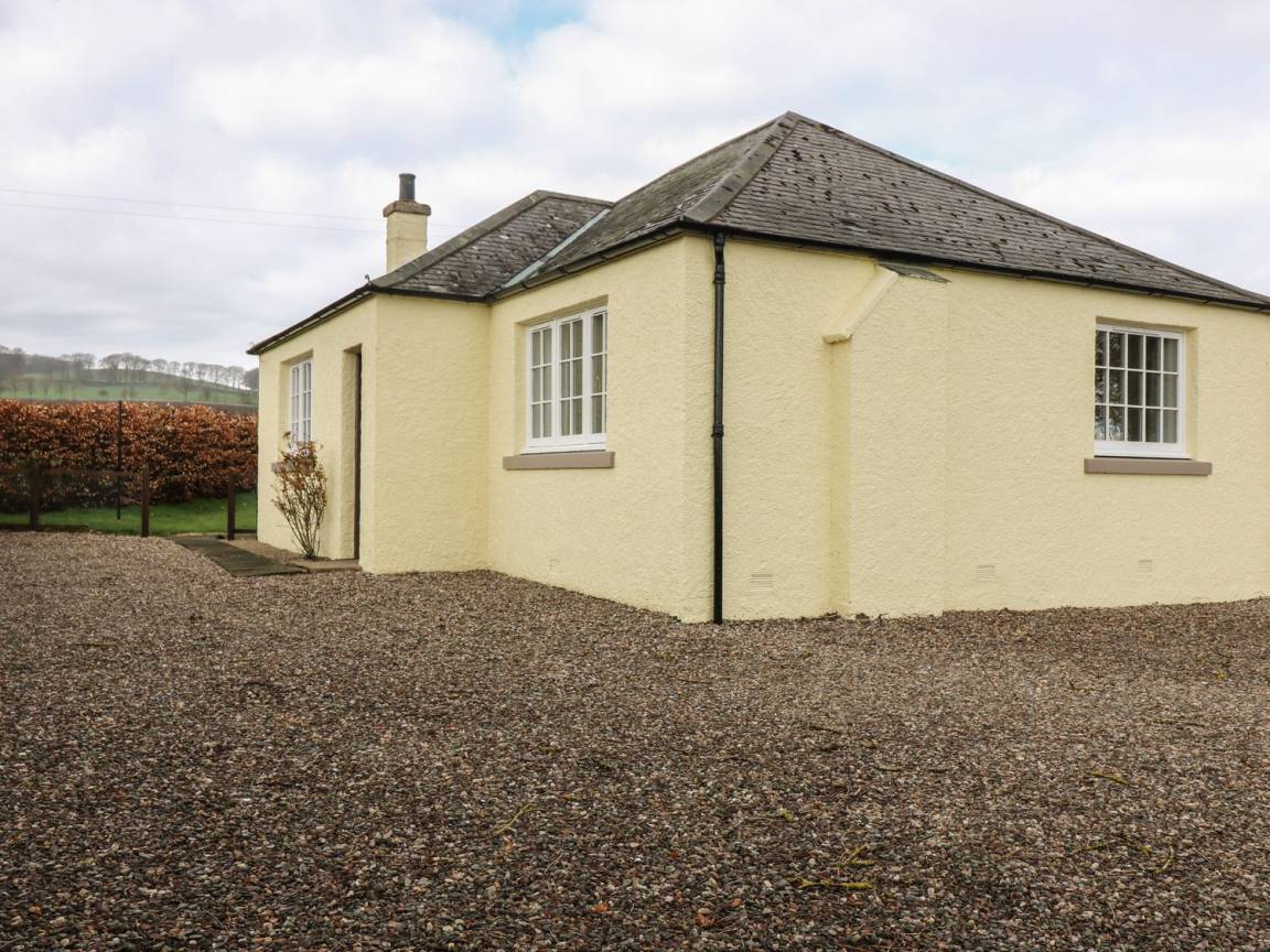 Cottage ∙ 2 Bedrooms ∙ 4 Guests - Forfar