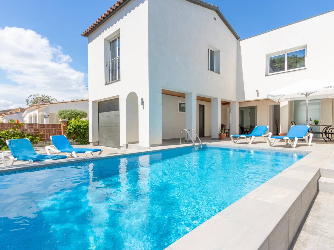 270 M² Villa ∙ 4 Slaapkamers ∙ 8 Gasten - Empuriabrava