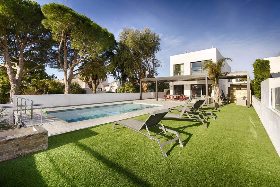128 M² Villa ∙ 4 Chambres ∙ 8 Personnes - Empuriabrava