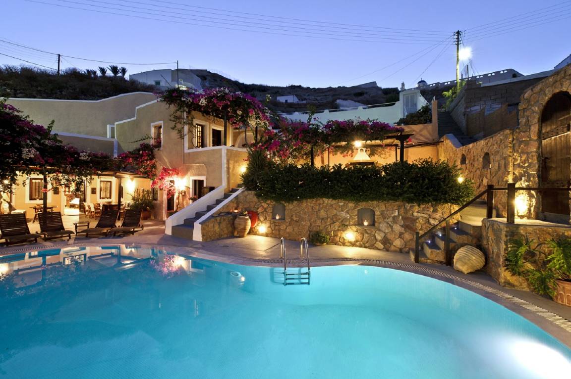 Villa ∙ 5 Bedrooms ∙ 11 Guests - Santorini