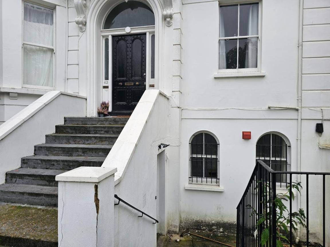 100 M² Apartment ∙ 5 Bedrooms ∙ 8 Guests - Edgware