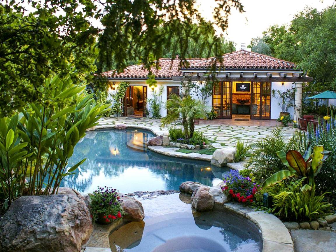 Accommodation ∙ 1 Bedroom ∙ 3 Guests - Butterfly Beach, CA