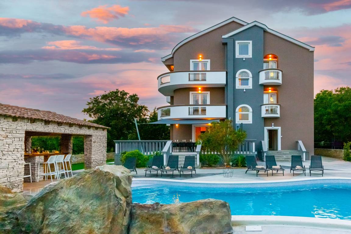 700 M² Villa ∙ 8 Chambres ∙ 16 Personnes - Privlaka
