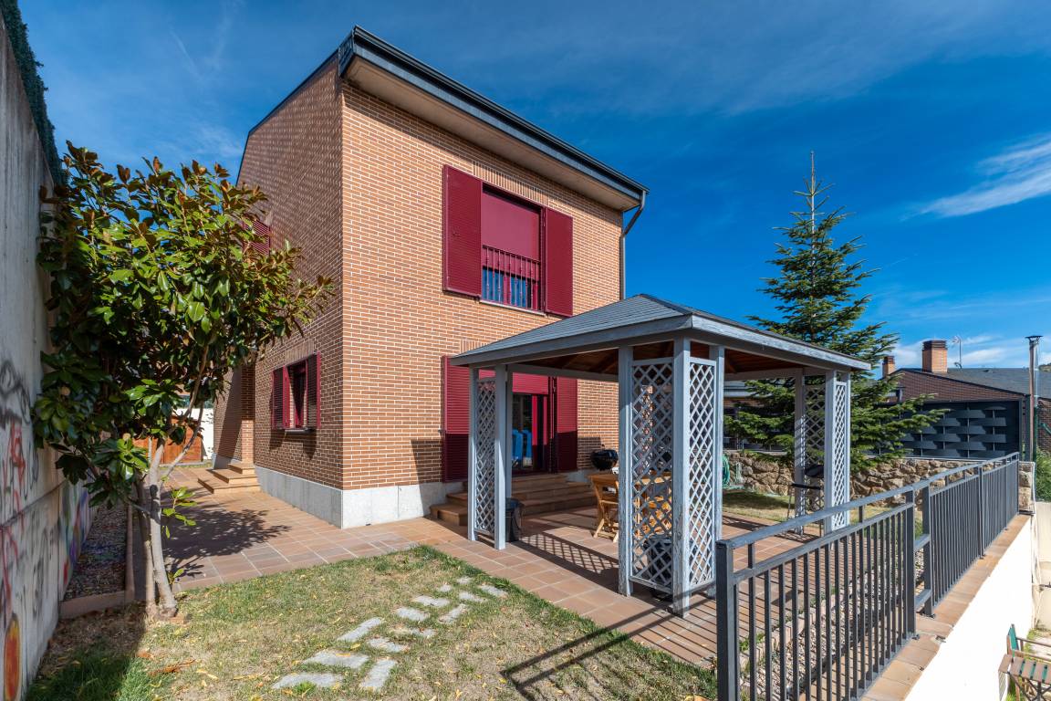 200 M² Casa ∙ 4 Habitaciones ∙ 7 Huéspedes - El Espinar