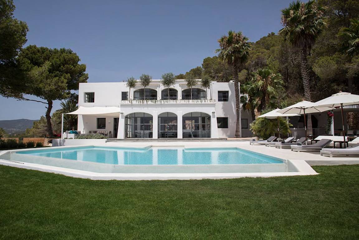 Villa ∙ 6 Bedrooms ∙ 12 Guests - Ibiza