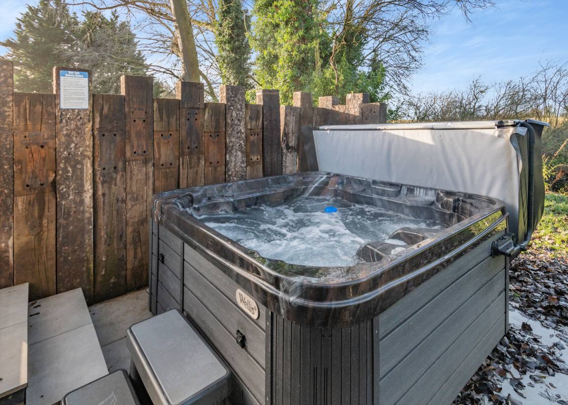 Chalet ∙ 4 Bedrooms ∙ 8 Guests - Wiltshire