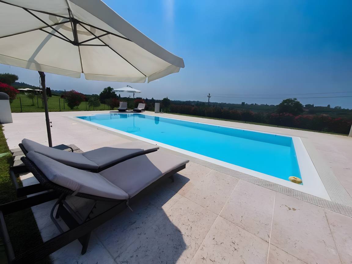 250 M² Villa ∙ 4 Bedrooms ∙ 11 Guests - Garda