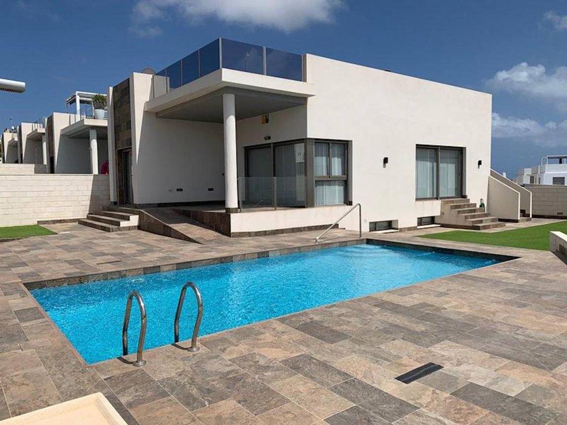 1000 M² Villa ∙ 5 Bedrooms ∙ 10 Guests - Cabo Roig