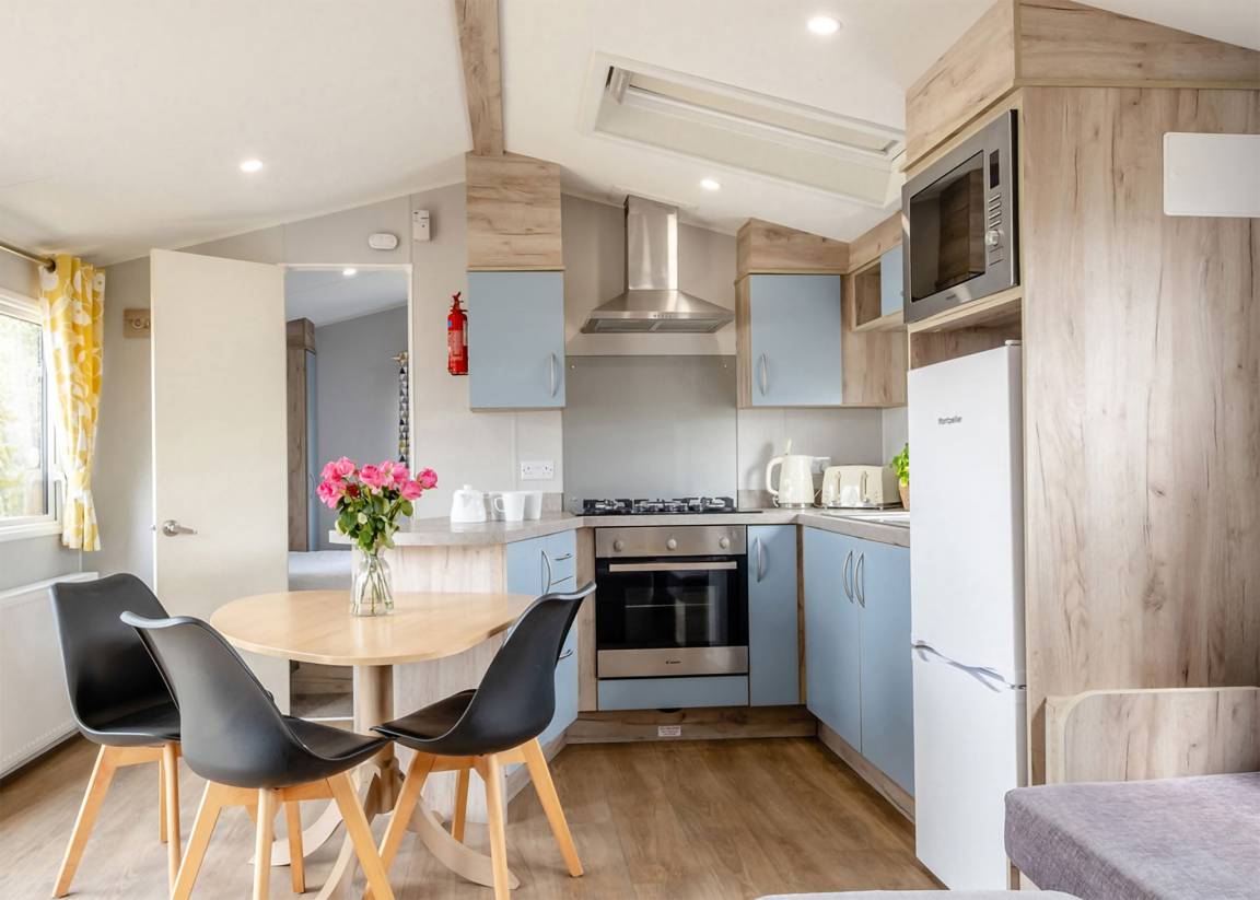 Caravan ∙ 3 Bedrooms ∙ 8 Guests - Tenby