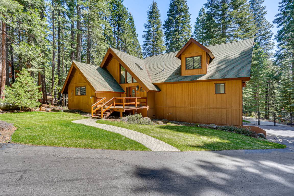 414 M² House ∙ 3 Bedrooms ∙ 15 Guests - Lake Almanor, CA