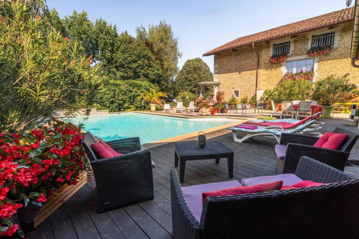 200 M² Gîte ∙ 6 Chambres ∙ 15 Personnes - Ain