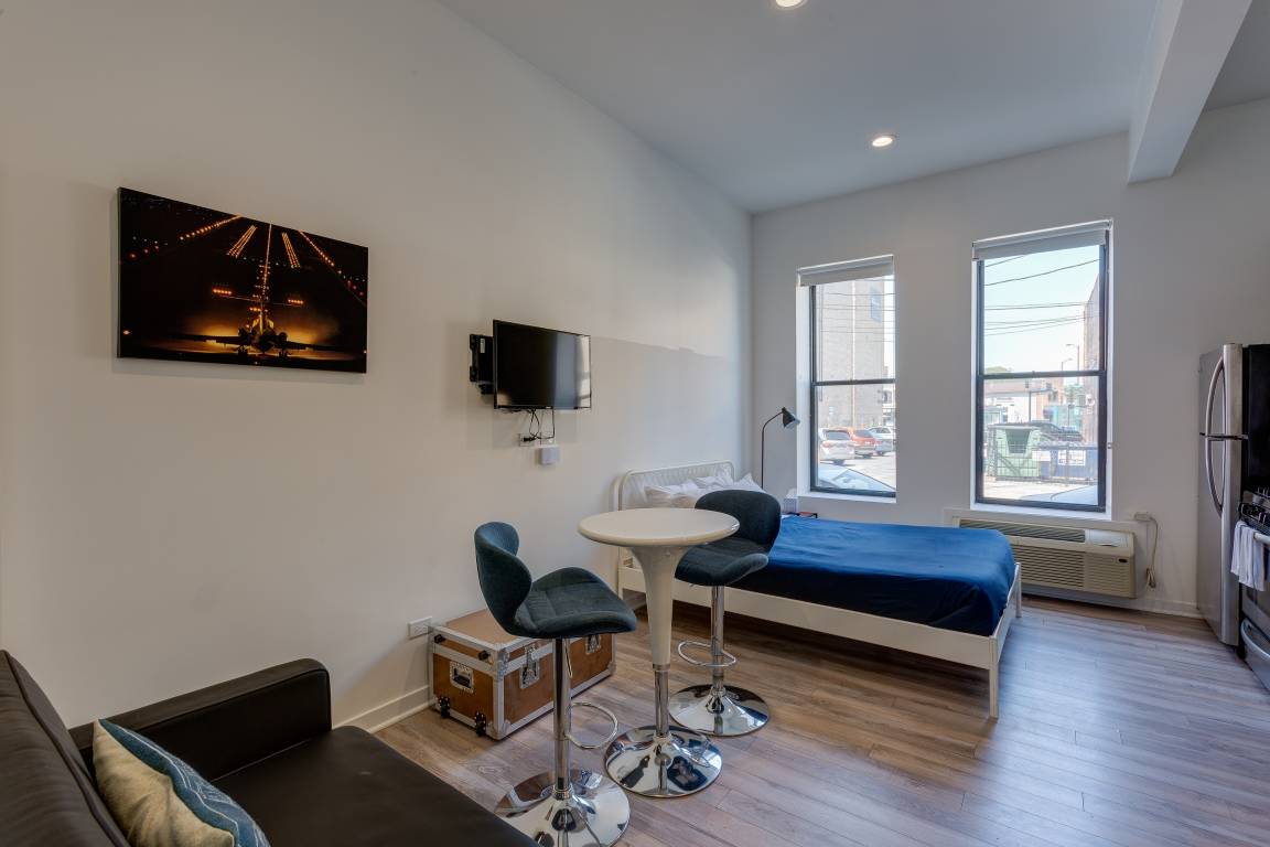 Hotel ∙ 3 Guests - Chicago, IL