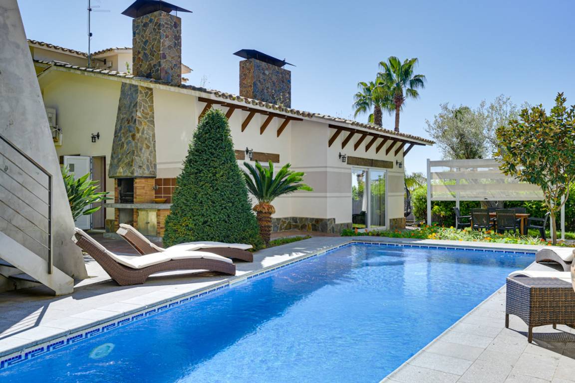 334 M² Villa ∙ 5 Bedrooms ∙ 10 Guests - Malgrat de Mar