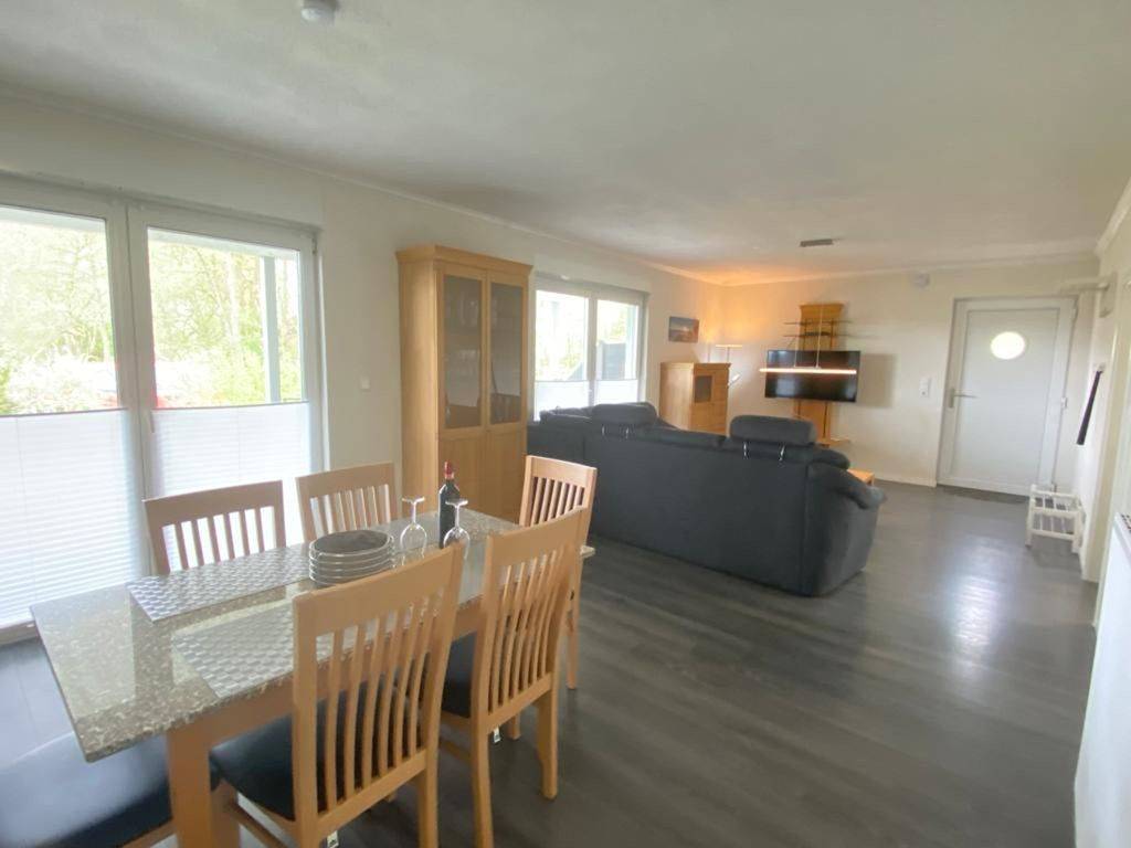 70 M² Ferienhaus ∙ 2 Schlafzimmer ∙ 5 Gäste - Stadland