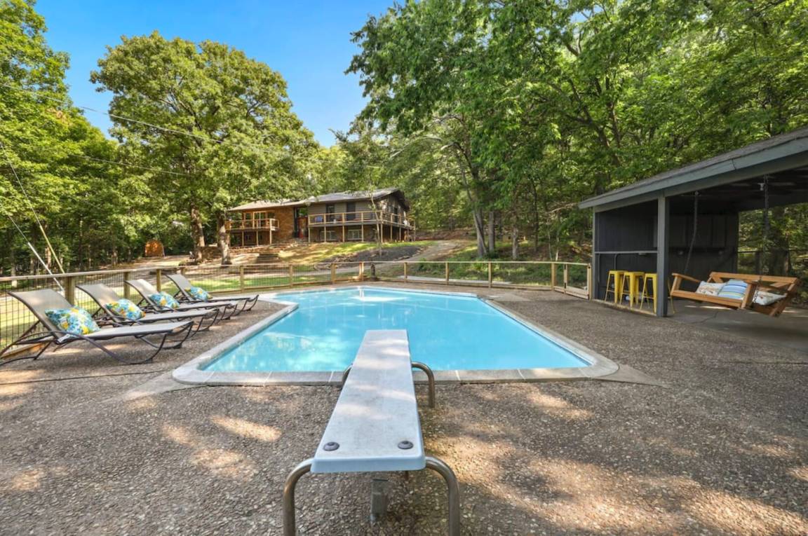 200 M² House ∙ 5 Bedrooms ∙ 11 Guests - Fayetteville, AR