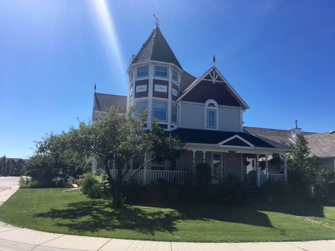 1800 M² House ∙ 4 Bedrooms ∙ 9 Guests - Okotoks
