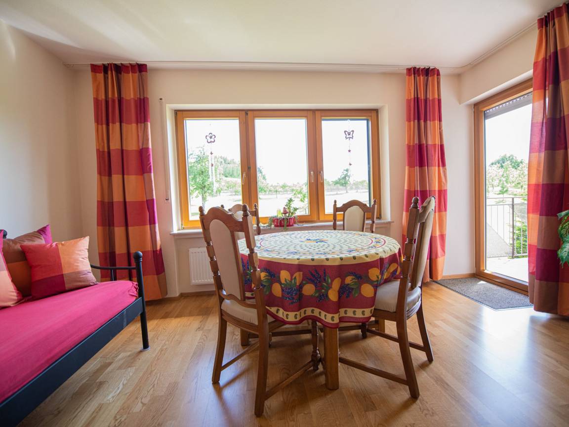 56 M² Ferienwohnung ∙ 1 Schlafzimmer ∙ 4 Gäste - Tettnang