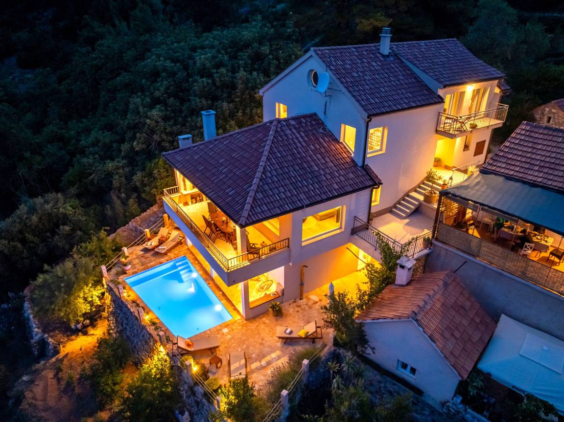 330 M² House ∙ 4 Bedrooms ∙ 10 Guests - Stari Grad