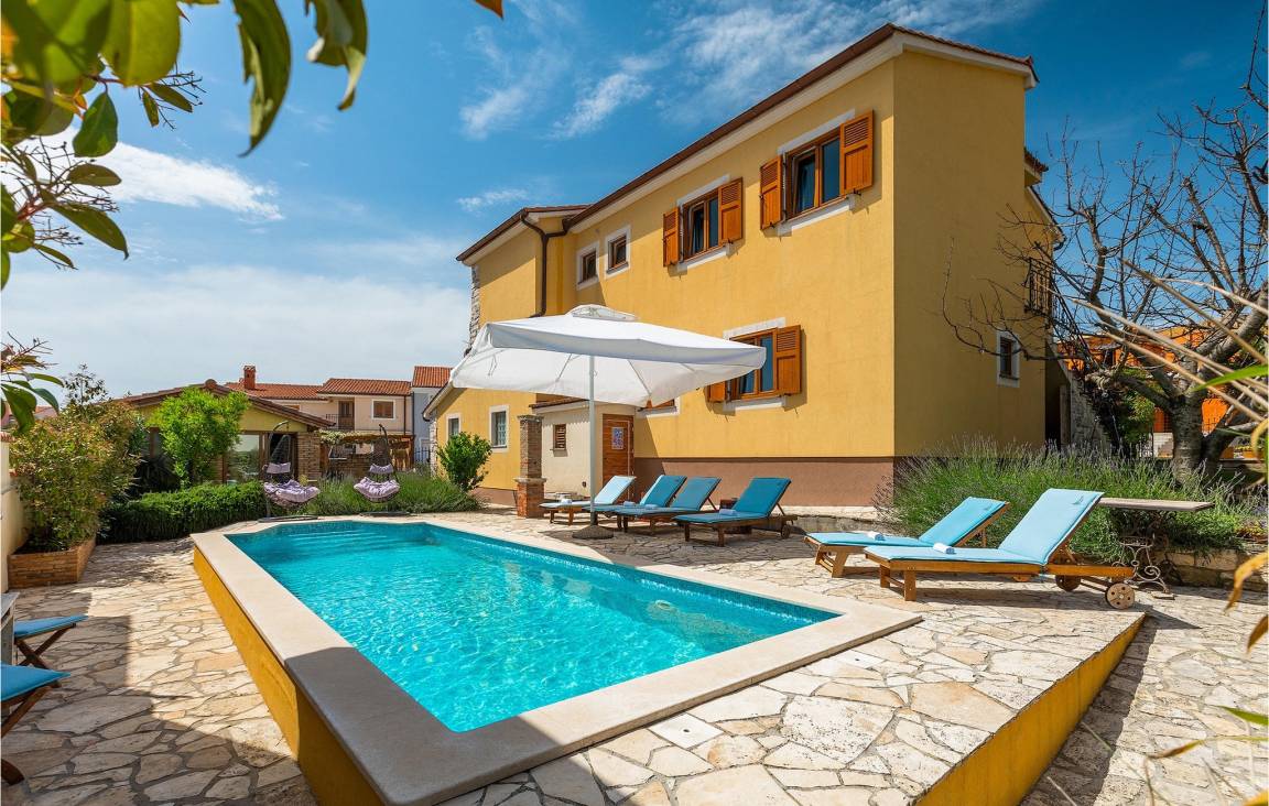 200 M² House ∙ 7 Bedrooms ∙ 14 Guests - Pula