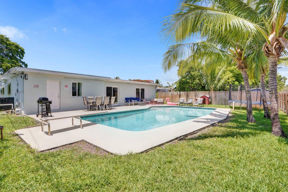 288 M² Villa ∙ 4 Bedrooms ∙ 16 Guests - Miami Lakes, FL
