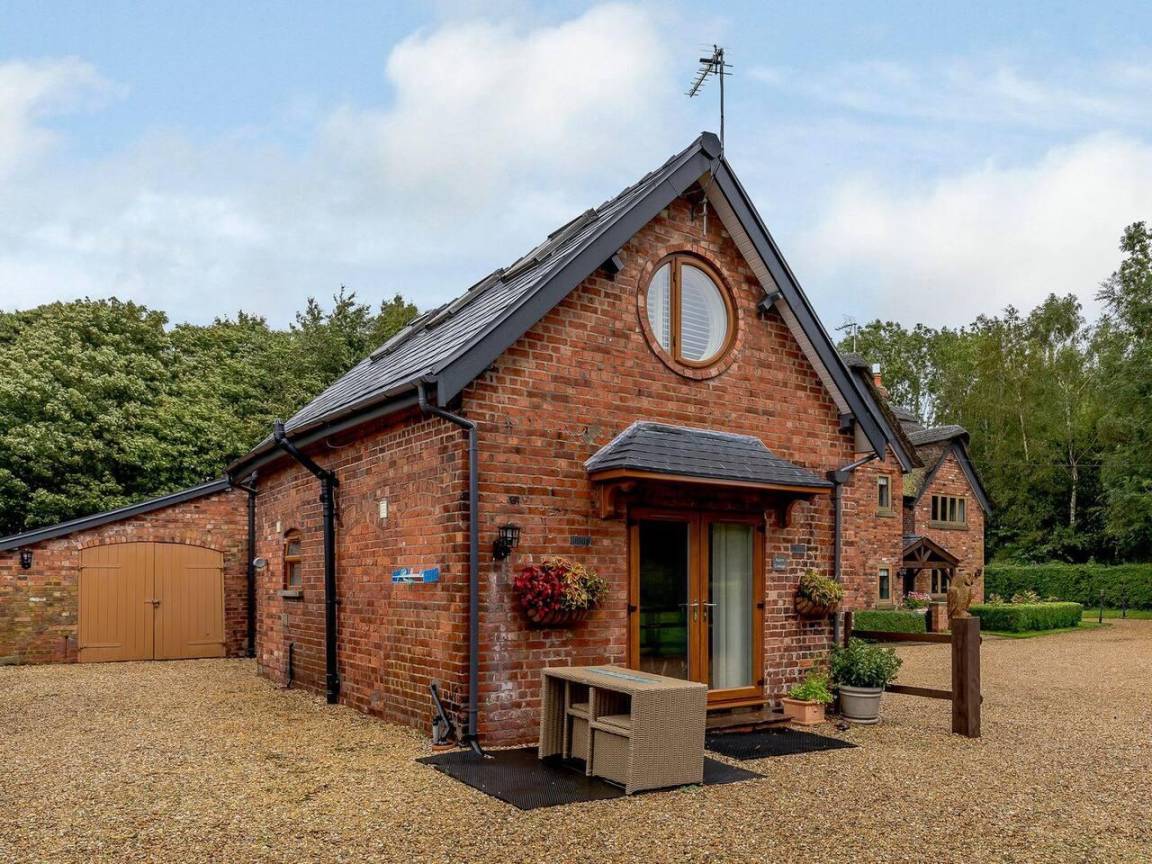 70 M² Cottage ∙ 2 Bedrooms ∙ 4 Guests - Knutsford