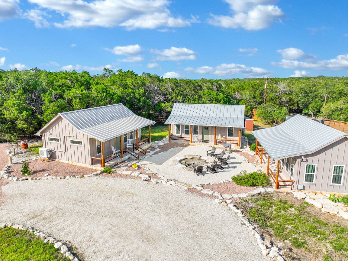 57 M² Cabin ∙ 2 Bedrooms ∙ 4 Guests - Driftwood, TX