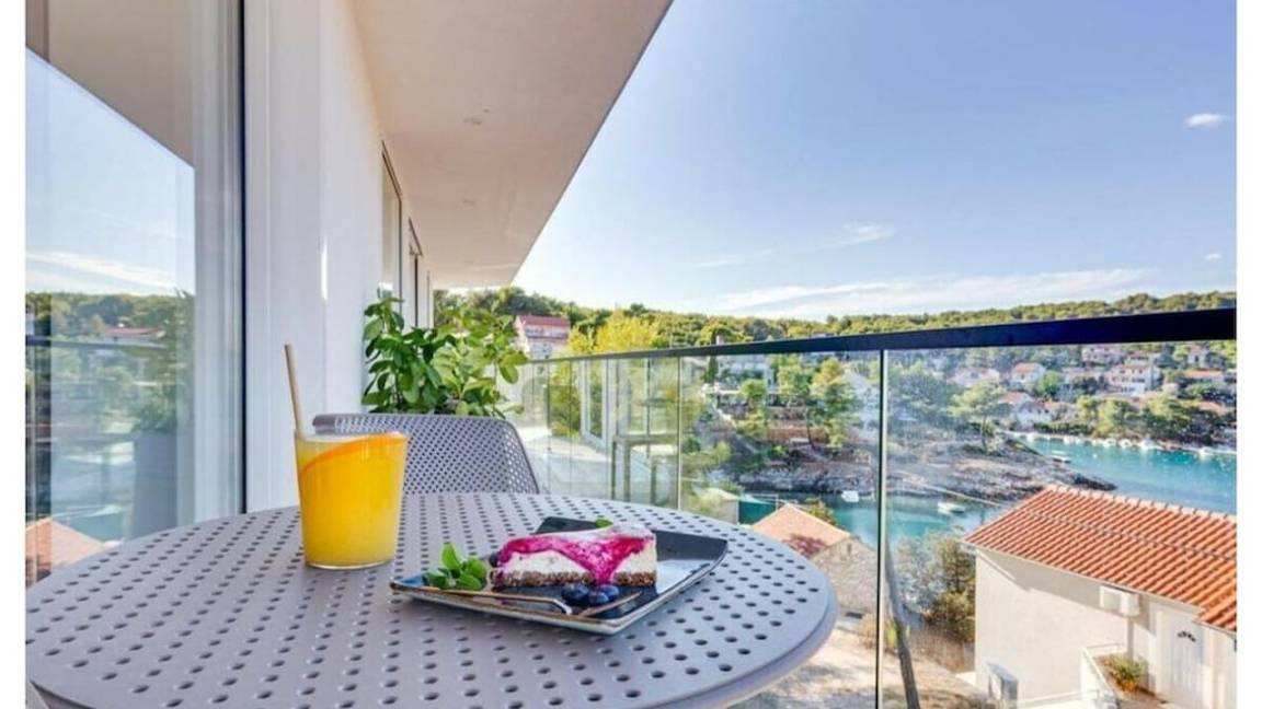 235 M² Ferienwohnung ∙ 4 Schlafzimmer ∙ 8 Gäste - Bol