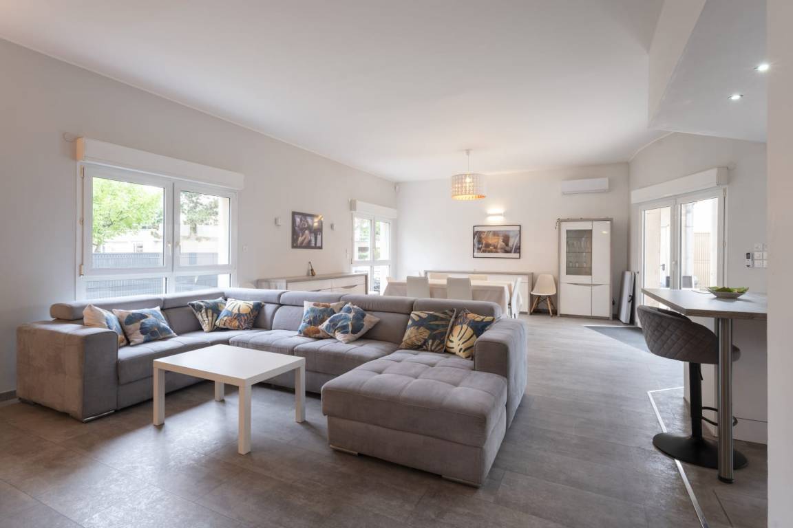 250 M² Huoneisto ∙ 5 Makuuhuonetta ∙ 11 Vierasta - Thionville
