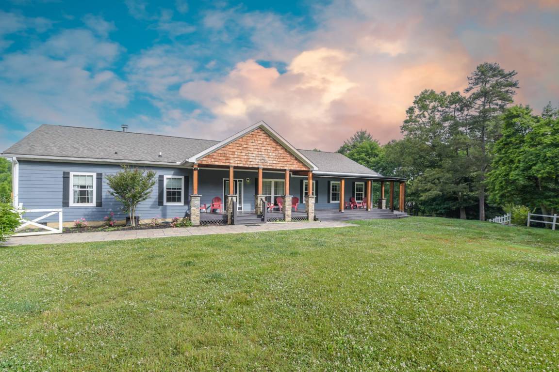 213 M² House ∙ 4 Bedrooms ∙ 8 Guests - Mountain Home, NC