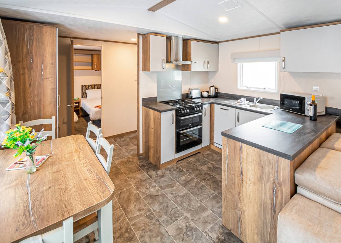 Caravan ∙ 2 Bedrooms ∙ 4 Guests - Barton on Sea