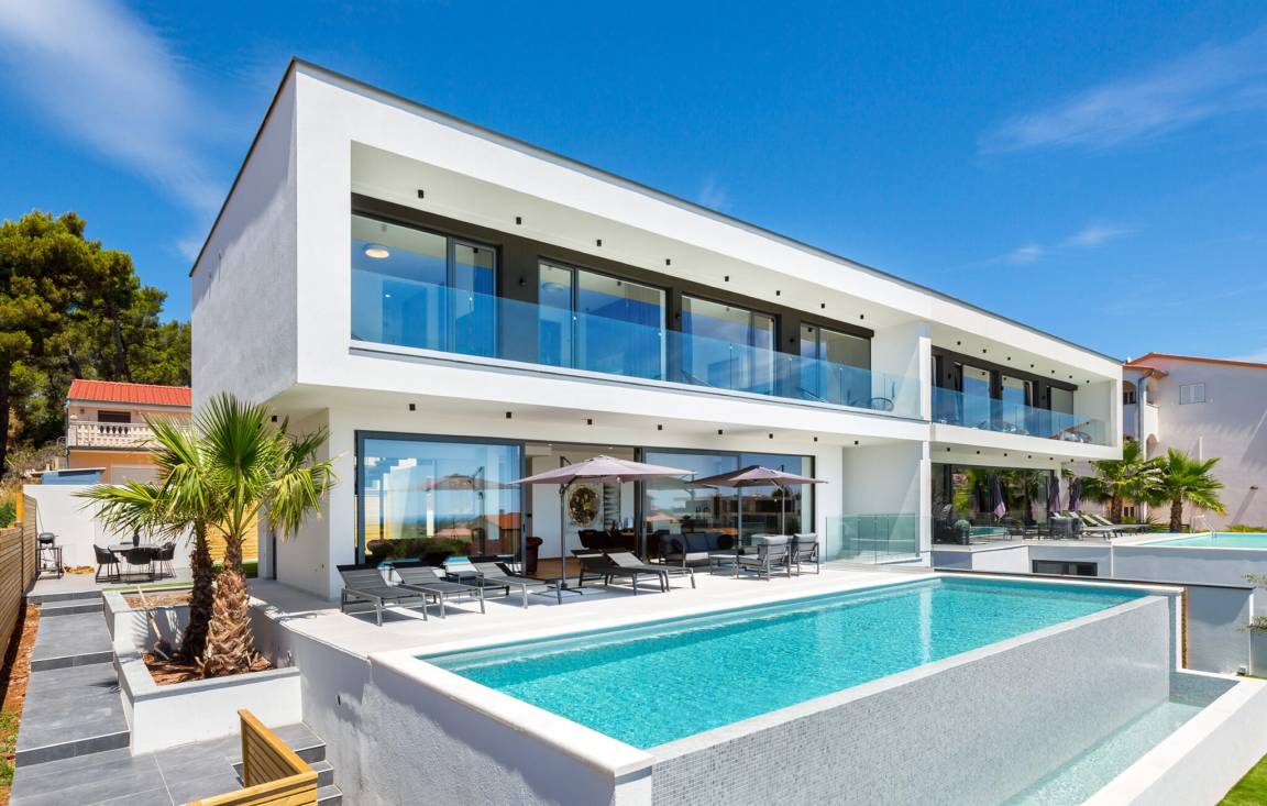 300 M² Ferienhaus ∙ 4 Schlafzimmer ∙ 8 Gäste - Premantura