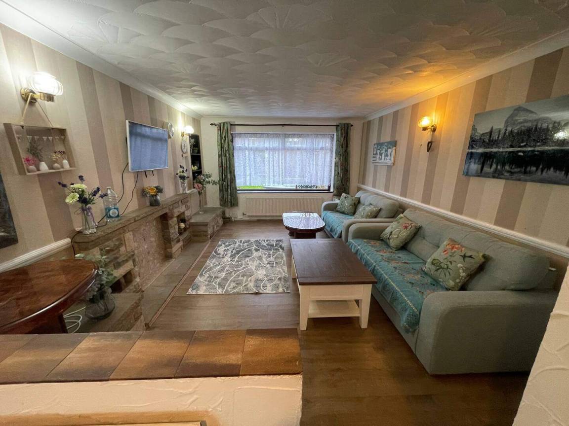 75 M² House ∙ 3 Bedrooms ∙ 5 Guests - Basildon