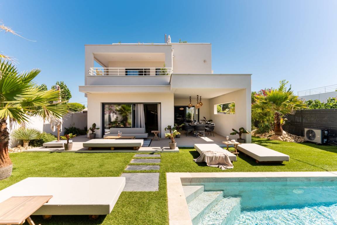 206 M² Huoneisto ∙ 3 Makuuhuonetta ∙ 6 Vierasta - Vias