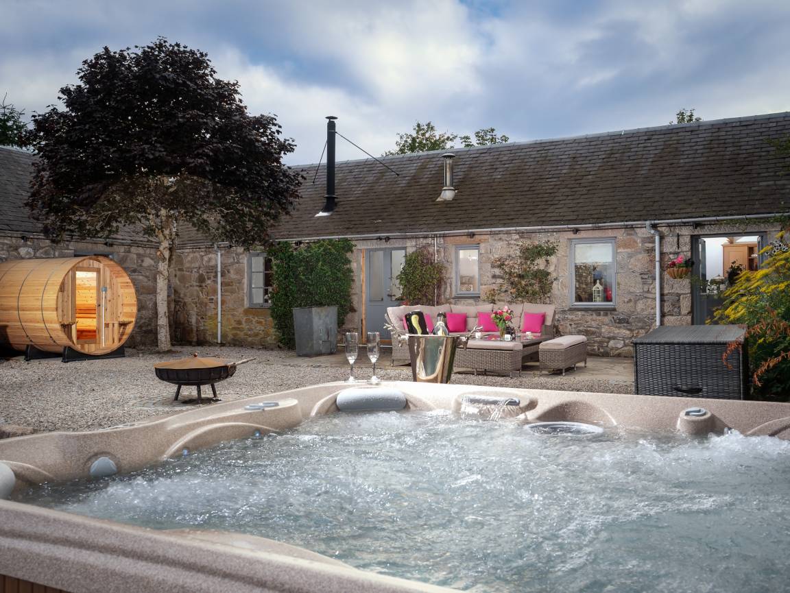 300 M² Cottage ∙ 5 Bedrooms ∙ 19 Guests - Moray