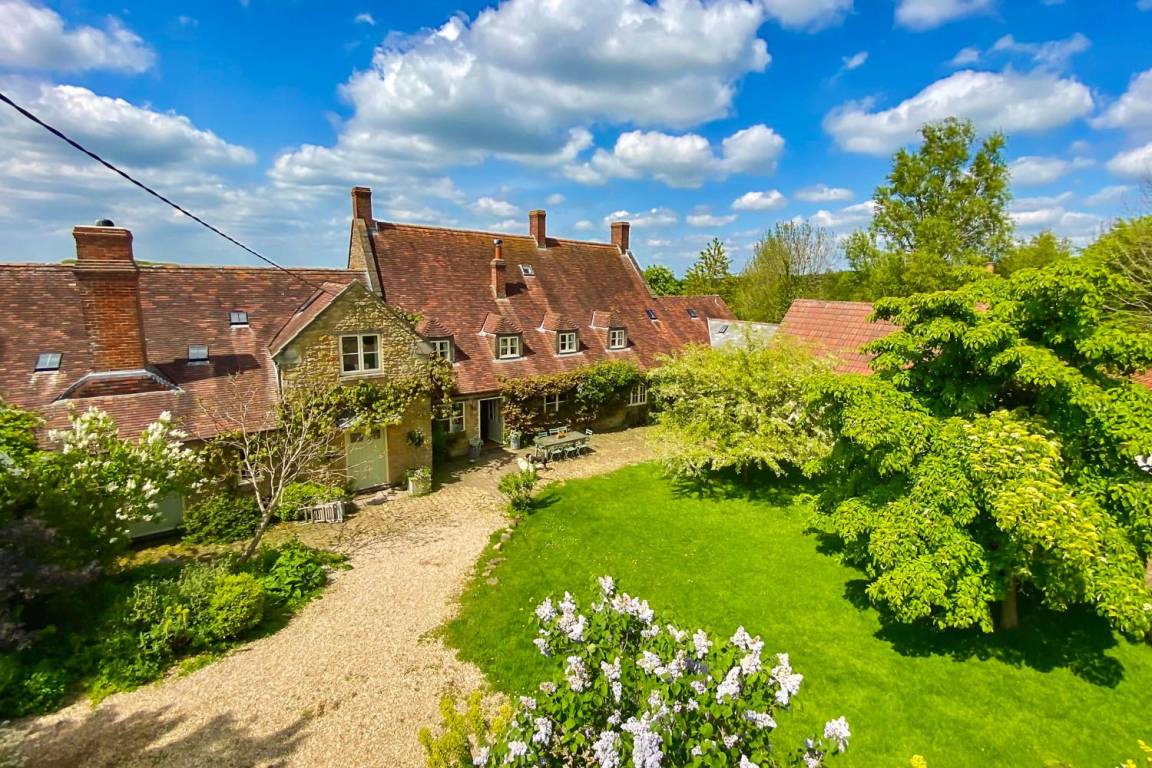 Villa ∙ 8 Bedrooms ∙ 16 Guests - Bruton