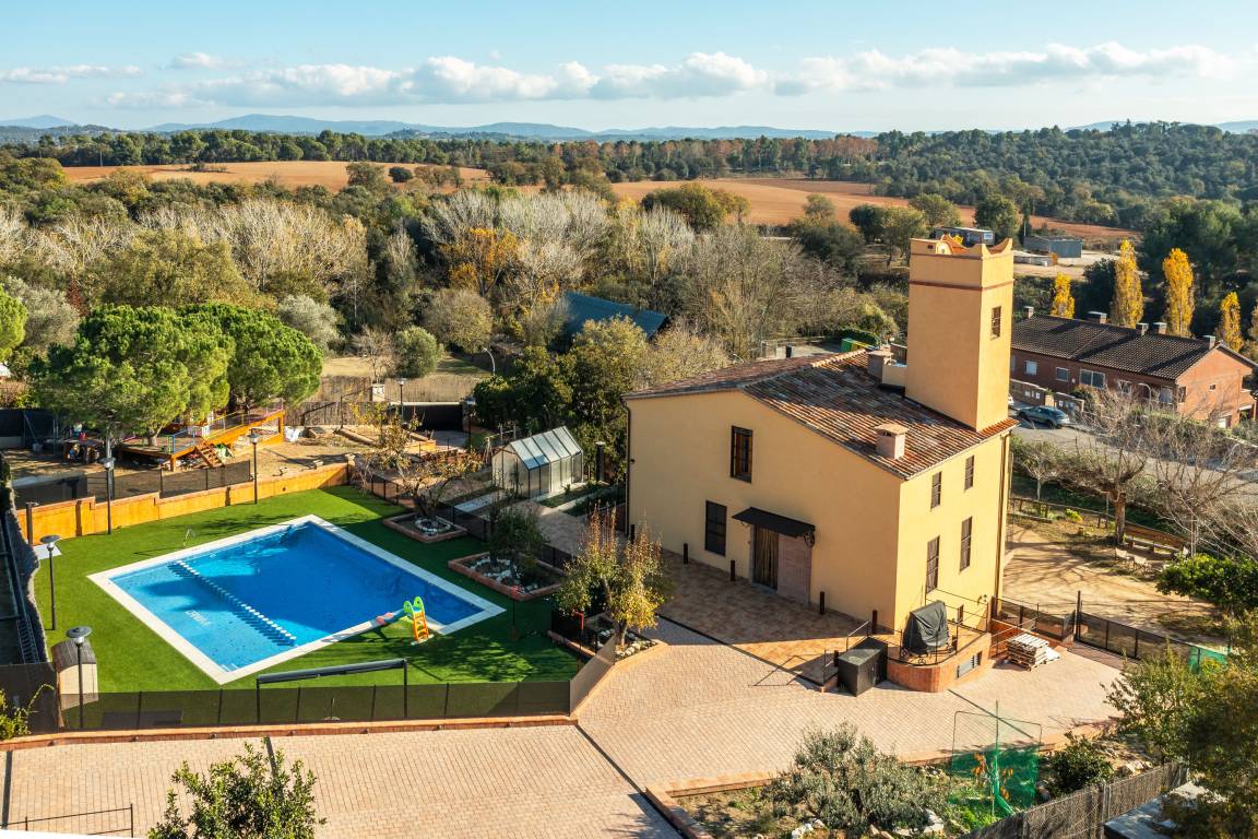 336 M² Casa ∙ 6 Habitaciones ∙ 12 Huéspedes - Granollers