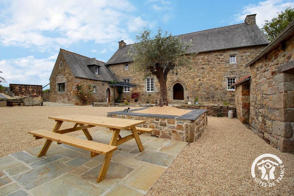 300 M² Gîte ∙ 7 Chambres ∙ 15 Personnes - Penvénan