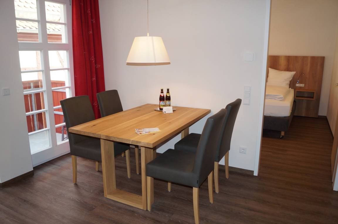 45 M² Ferienwohnung ∙ 1 Schlafzimmer ∙ 4 Gäste - Bad Windsheim