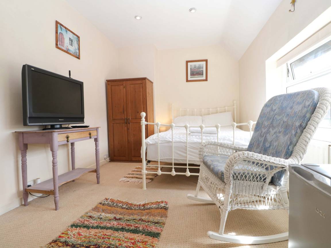 Cottage ∙ 2 Bedrooms ∙ 3 Guests - Epsom
